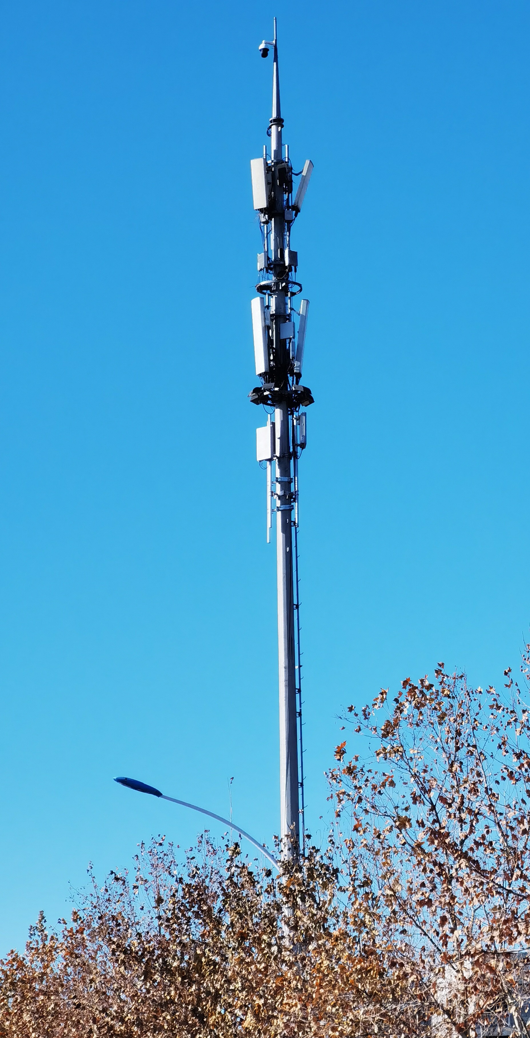 Simple Installation Single Tube Communication Tower With Antenna Support